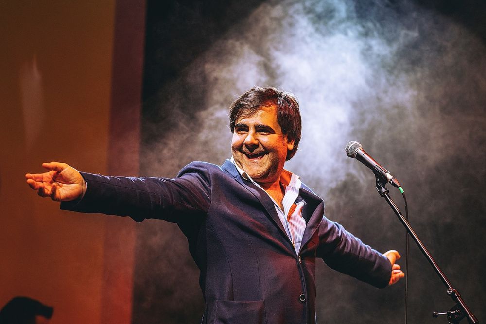 Humorista Pedro Neves celebra 20 anos de carreira